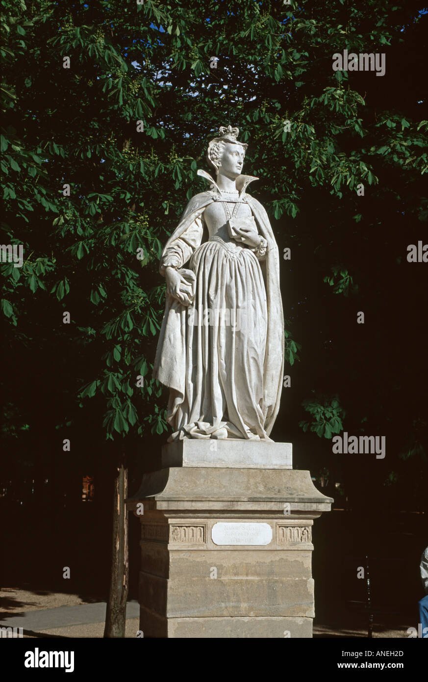 Statue of Marie Stuart Jardin de Luxembourg Stock Photo - Alamy