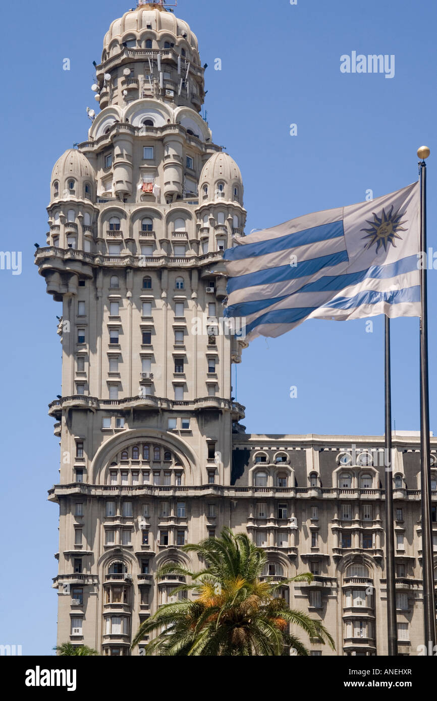 Uruguay Montevideo Plaza Independencia & Flag Stock Photo - Alamy