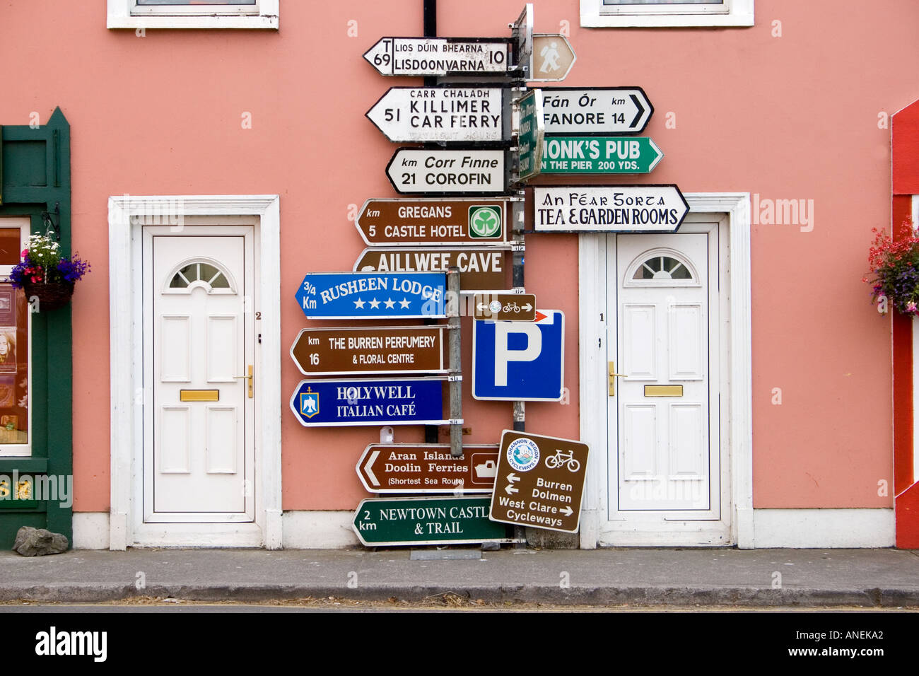 Sign between two doors hi-res stock photography and images - Alamy