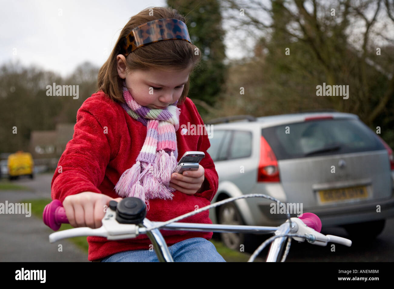 Child road cross phone hi-res stock photography and images - Alamy