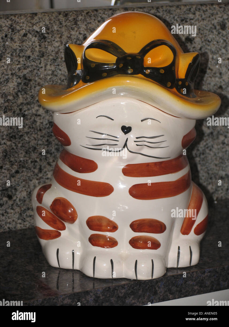 Porcelain cat hi-res stock photography and images - Alamy