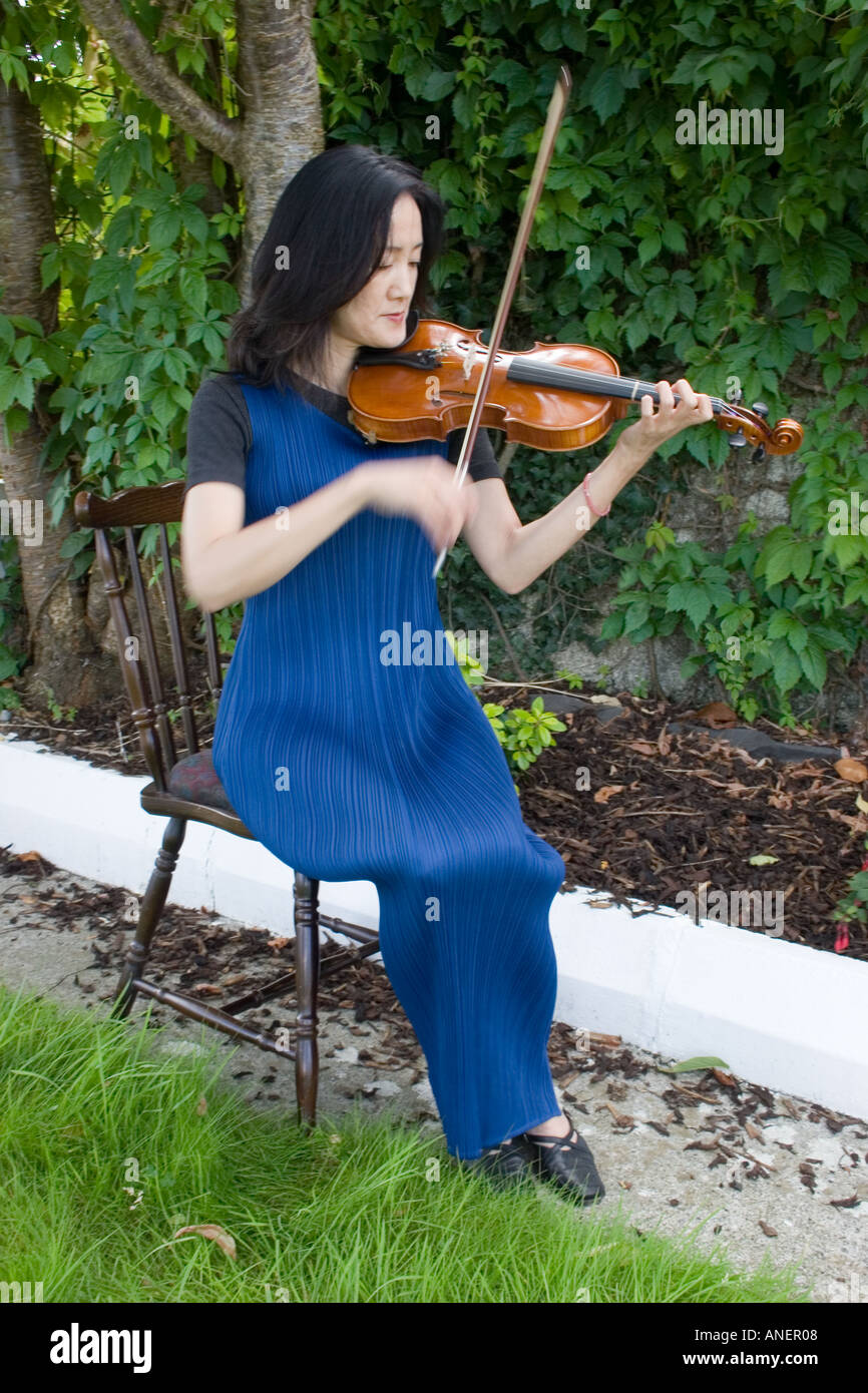 Female asian violinist hi-res stock photography and images - Alamy