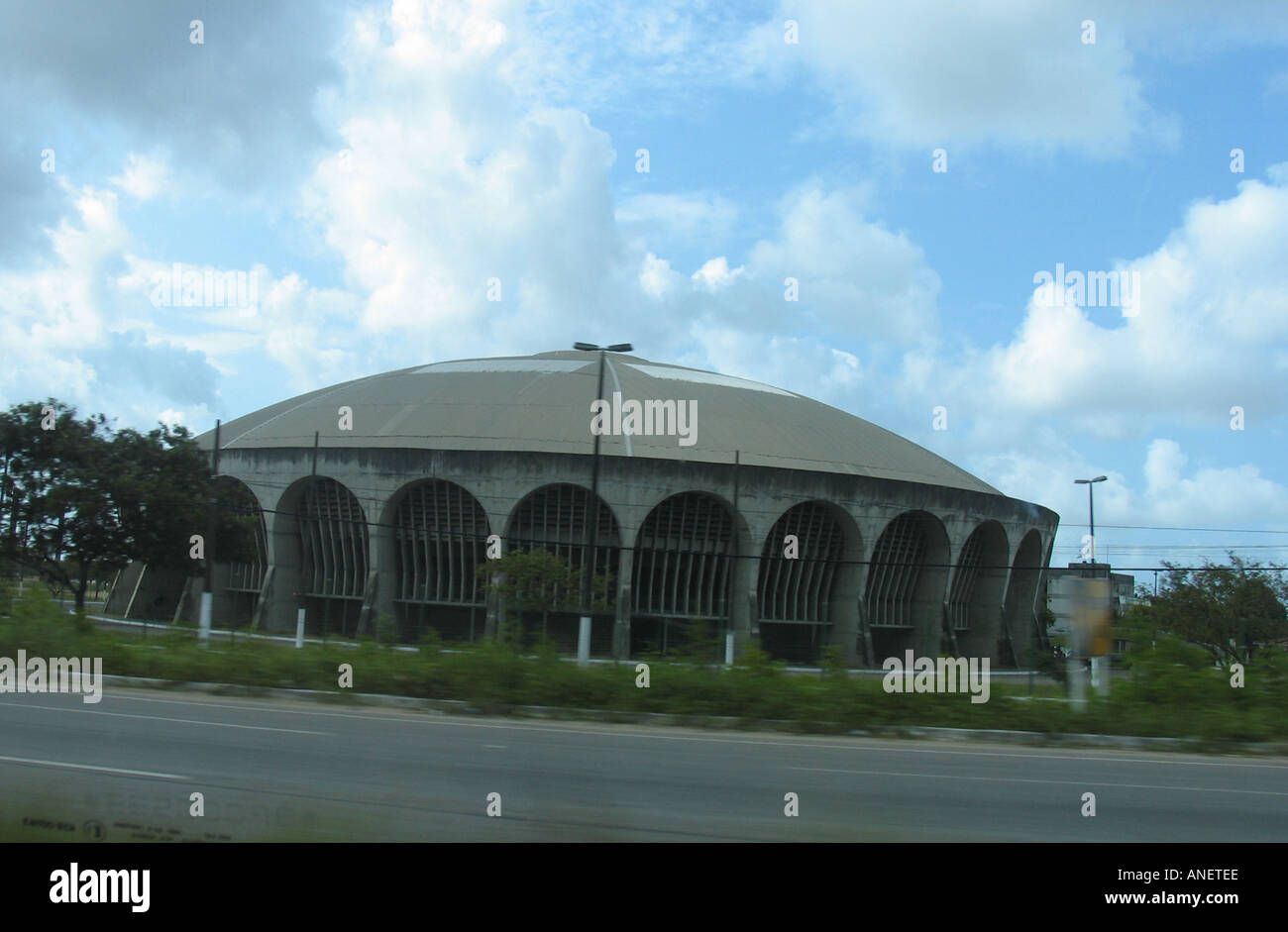 Rounded building hi-res stock photography and images - Alamy