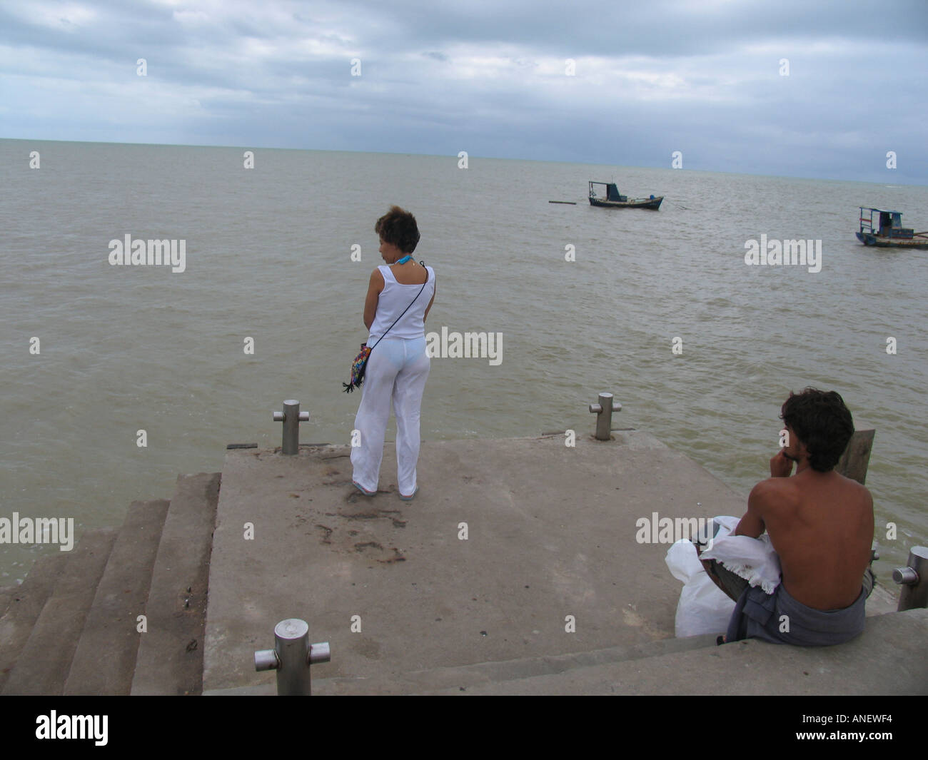 Man looking left hi-res stock photography and images - Alamy