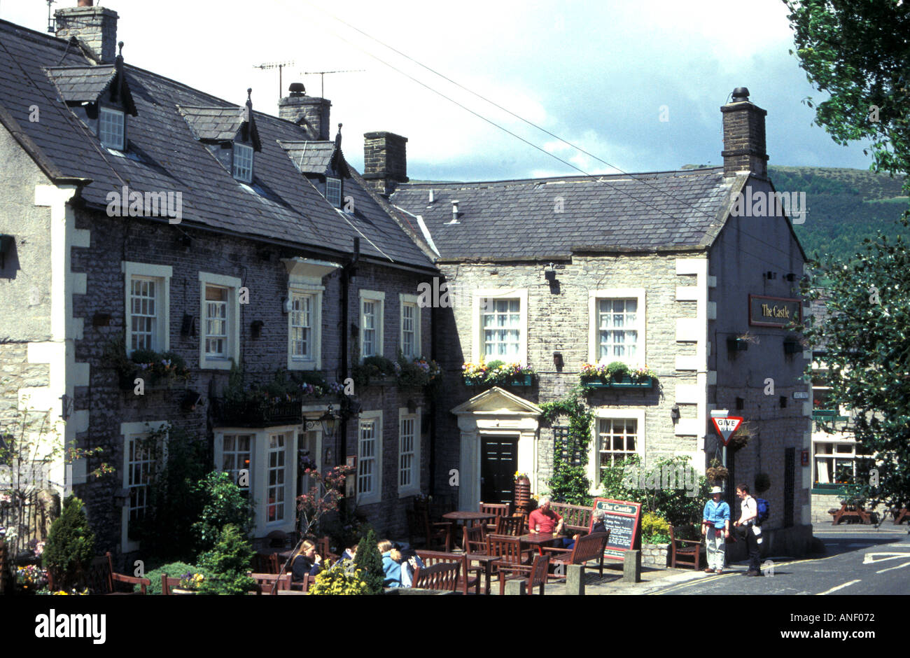 The Castle Hotel Castleton Derbyshire Stock Photo - Alamy