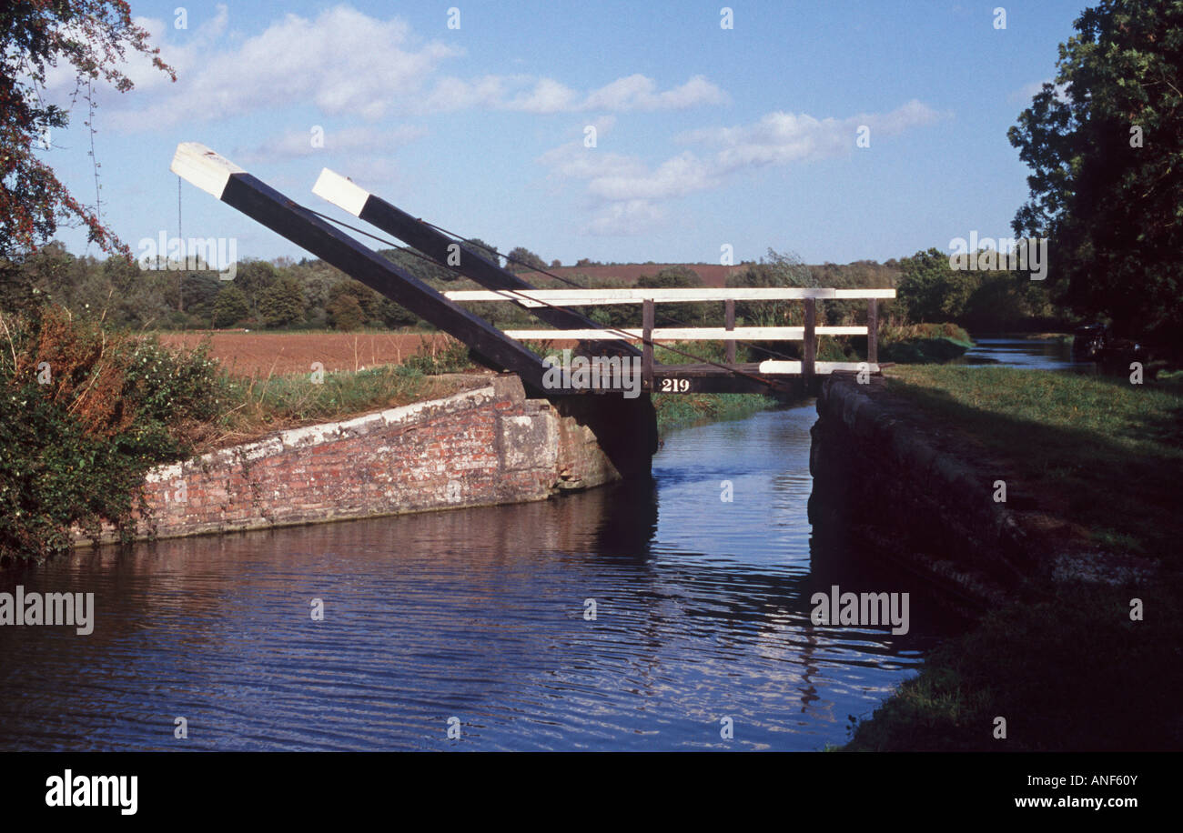 Cantilever lift bridge (No 219) on the Oxford Canal near Thrupp ...