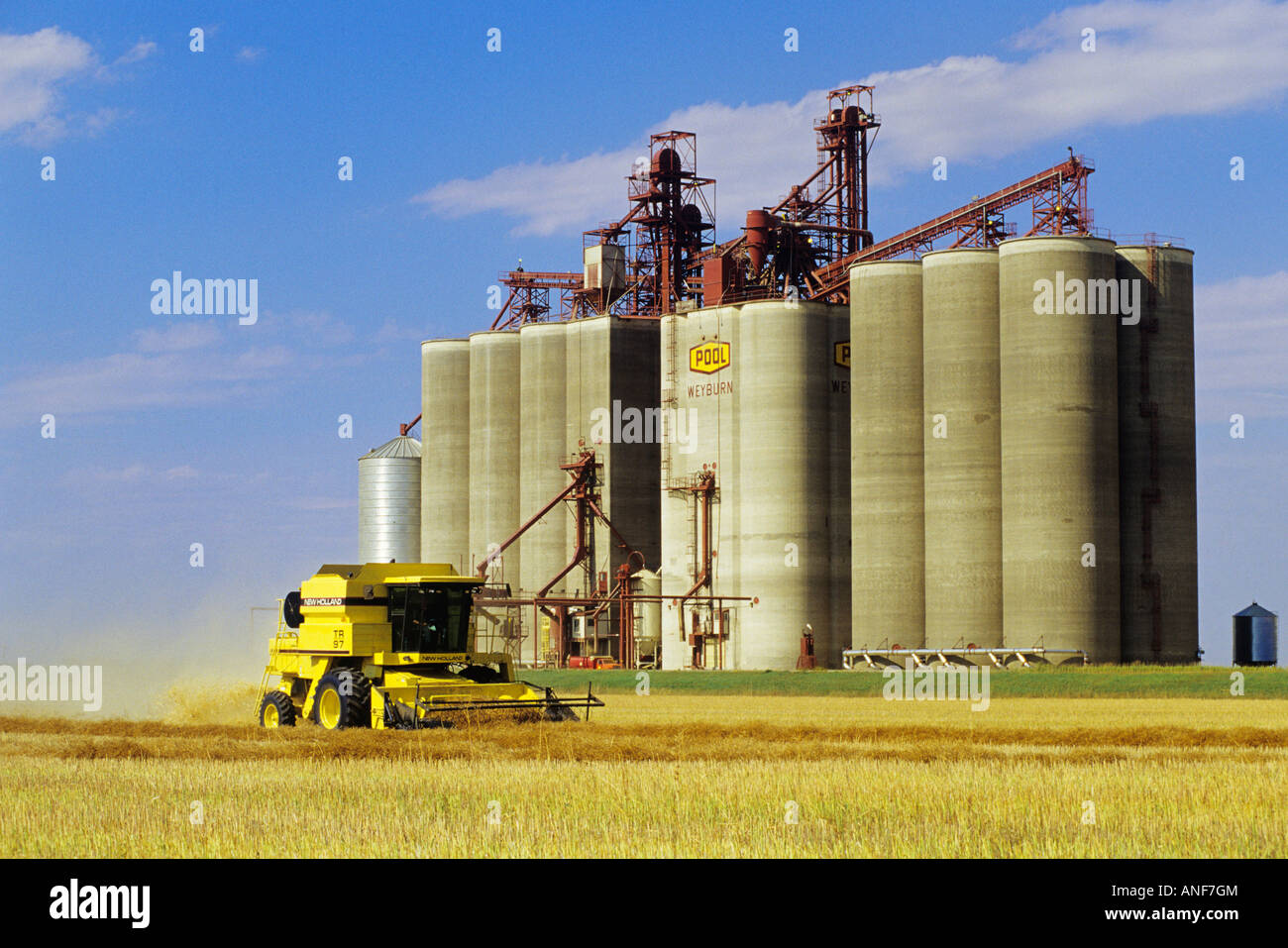 Saskatchewan pool grain elevator hi-res stock photography and images ...