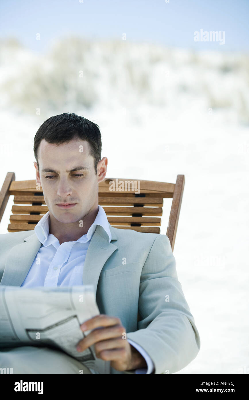 Man sitting in deckchair reading the newspaper hi-res stock photography ...