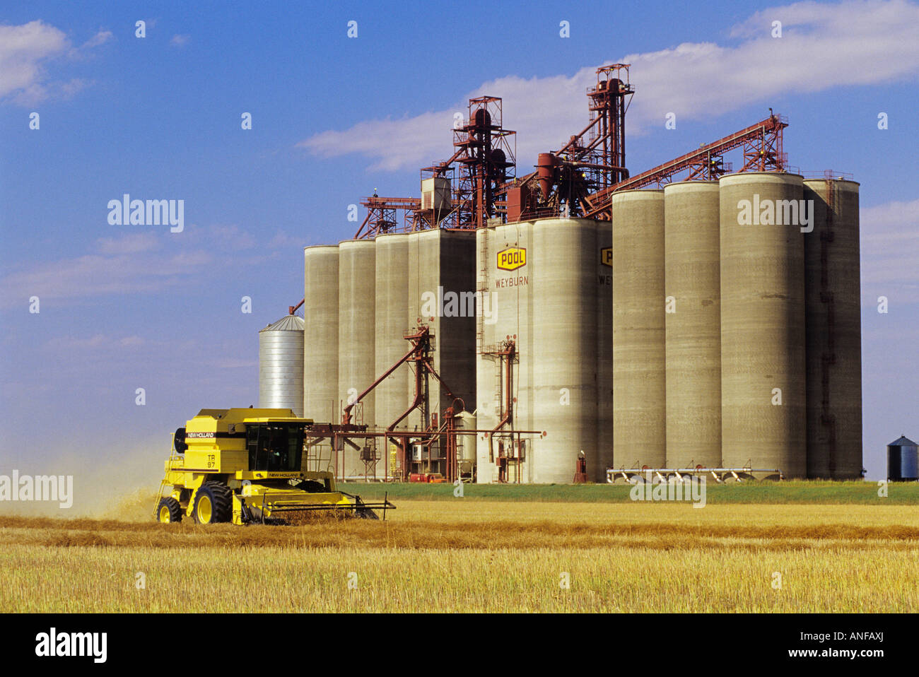 Saskatchewan pool grain elevator hi-res stock photography and images ...