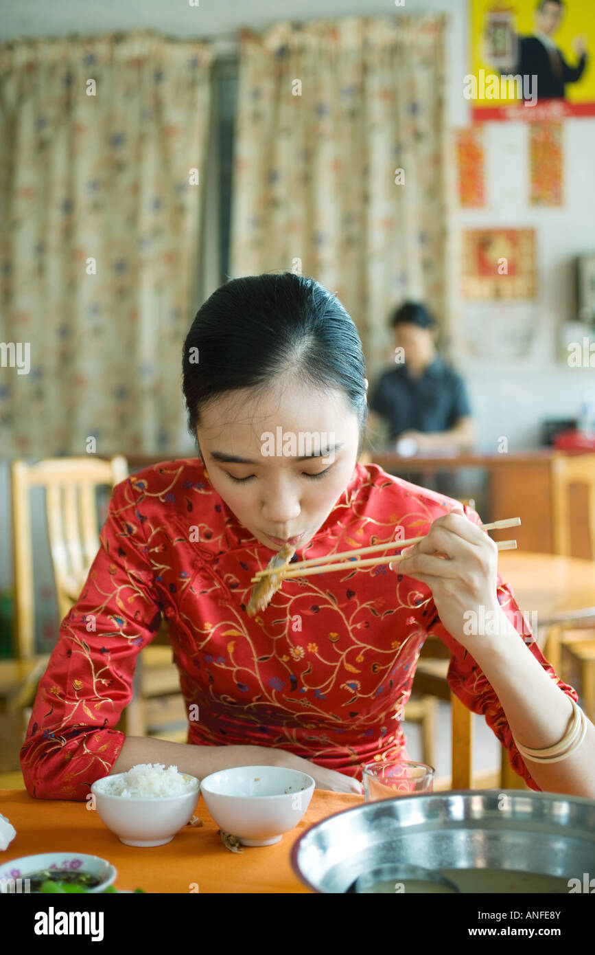 Women wearing qipao traditional hi-res stock photography and images - Alamy