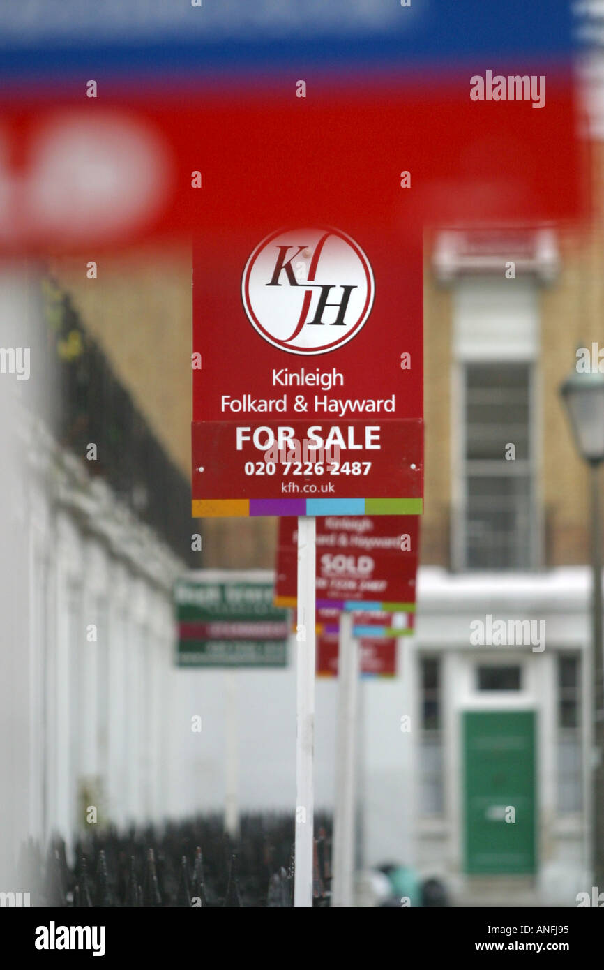 Sale Agreed Sign High Resolution Stock Photography and Images - Alamy