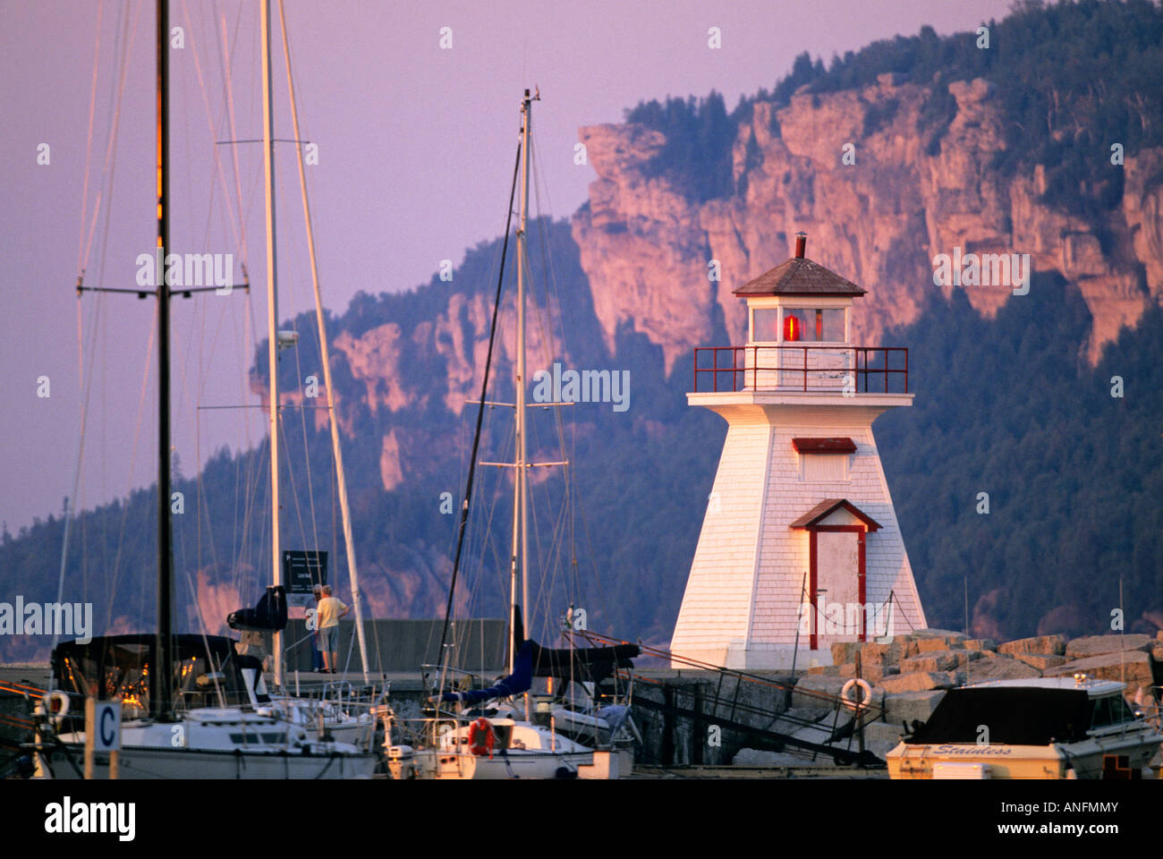 Lion's Head Lighthouse with the cliffs of the Niagara Escarpment behind ...