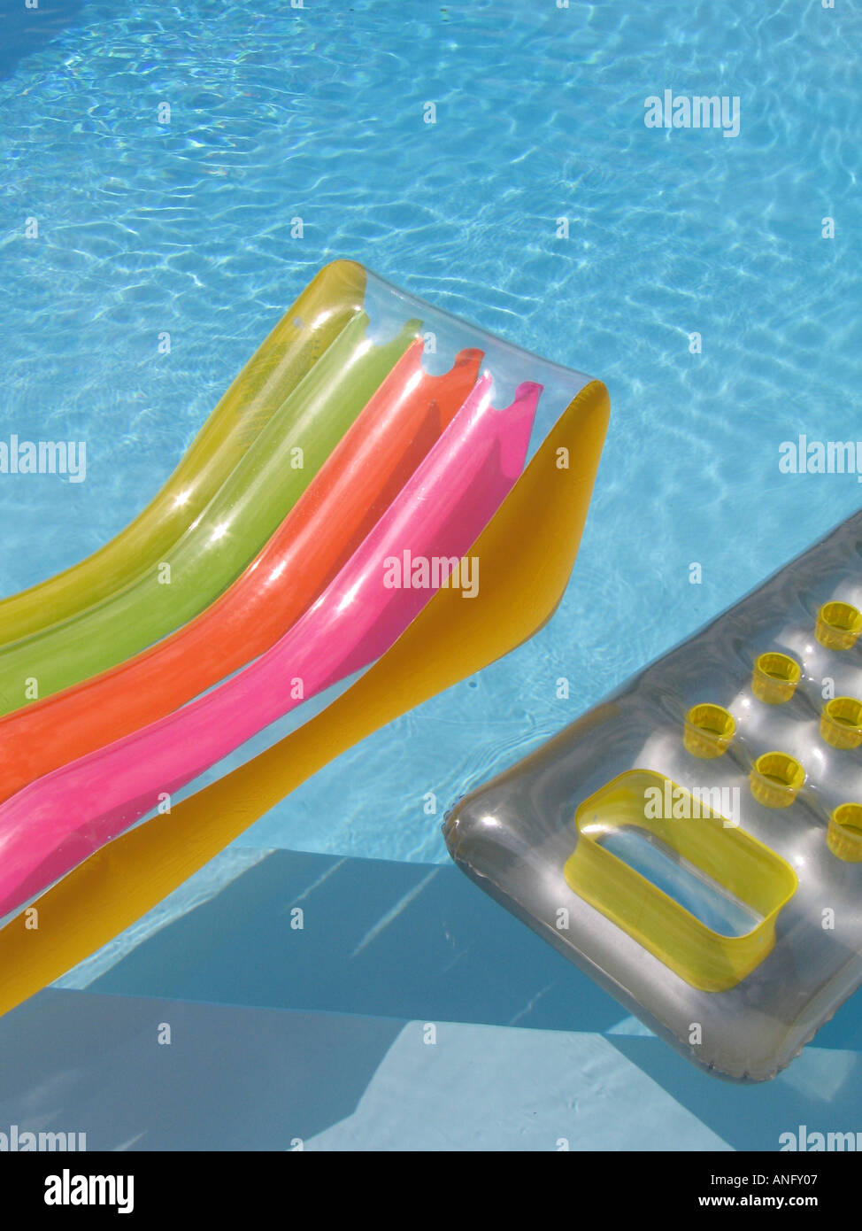 Yellow lilo floating in a pool hi-res stock photography and images - Alamy