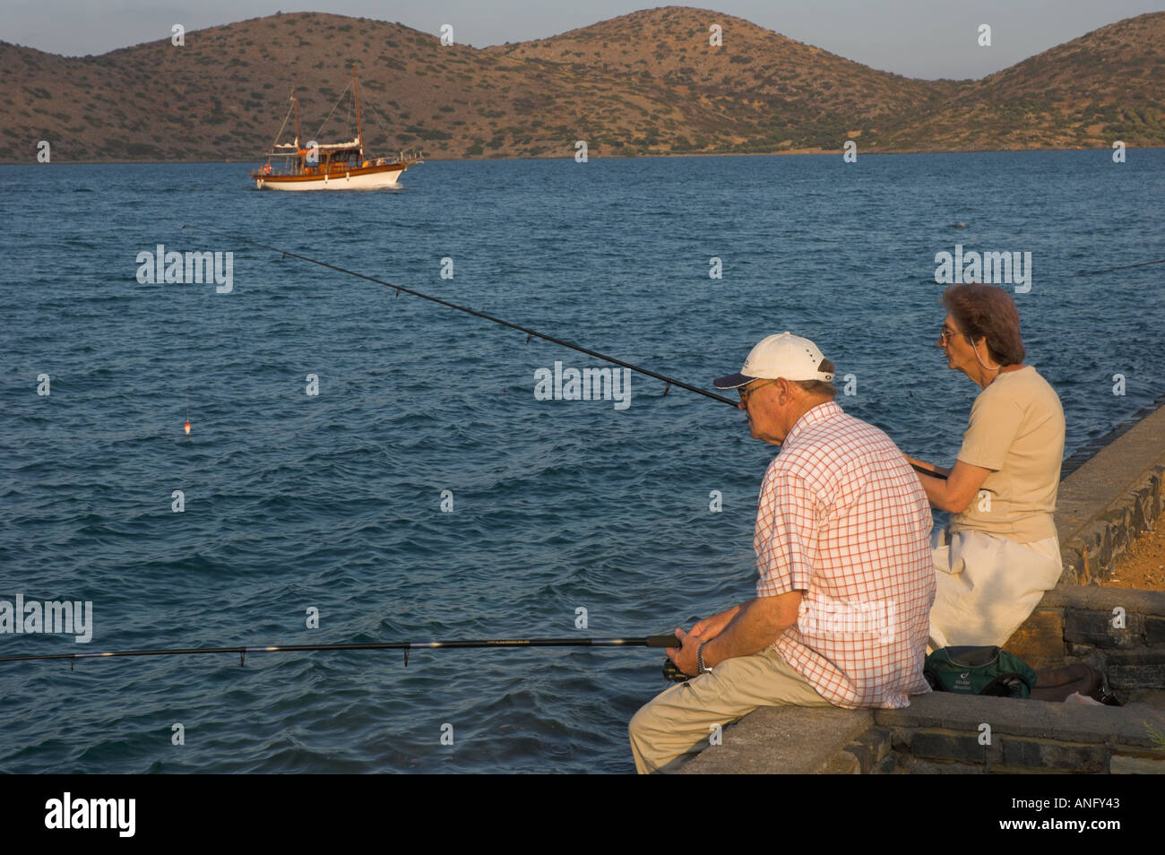 Elderly couple in harbour hi-res stock photography and images - Alamy