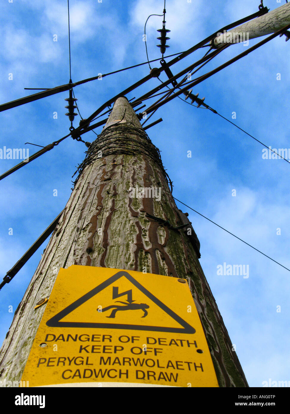 Warning sign on electricity pylon hi-res stock photography and images ...