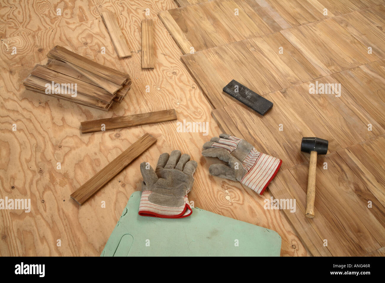 Laying a wood parquet flooring Stock Photo - Alamy