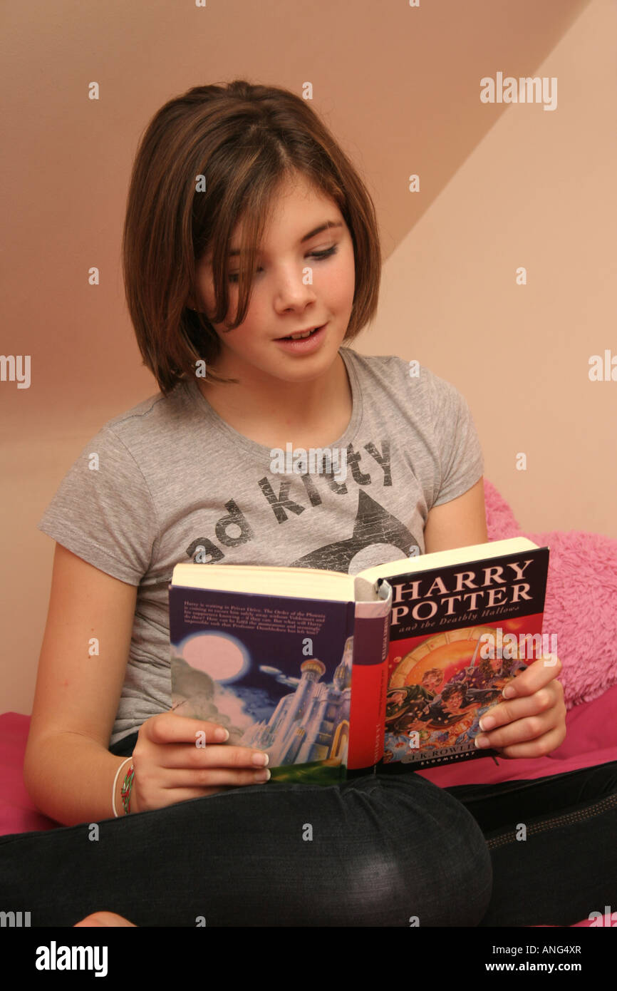 Harry potter books and children hi-res stock photography and images - Alamy