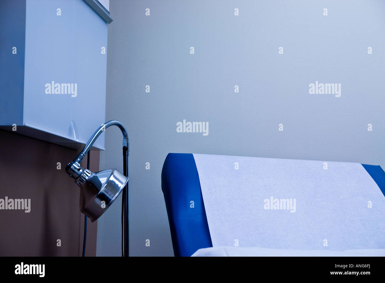 examination table in a doctor's office Stock Photo - Alamy