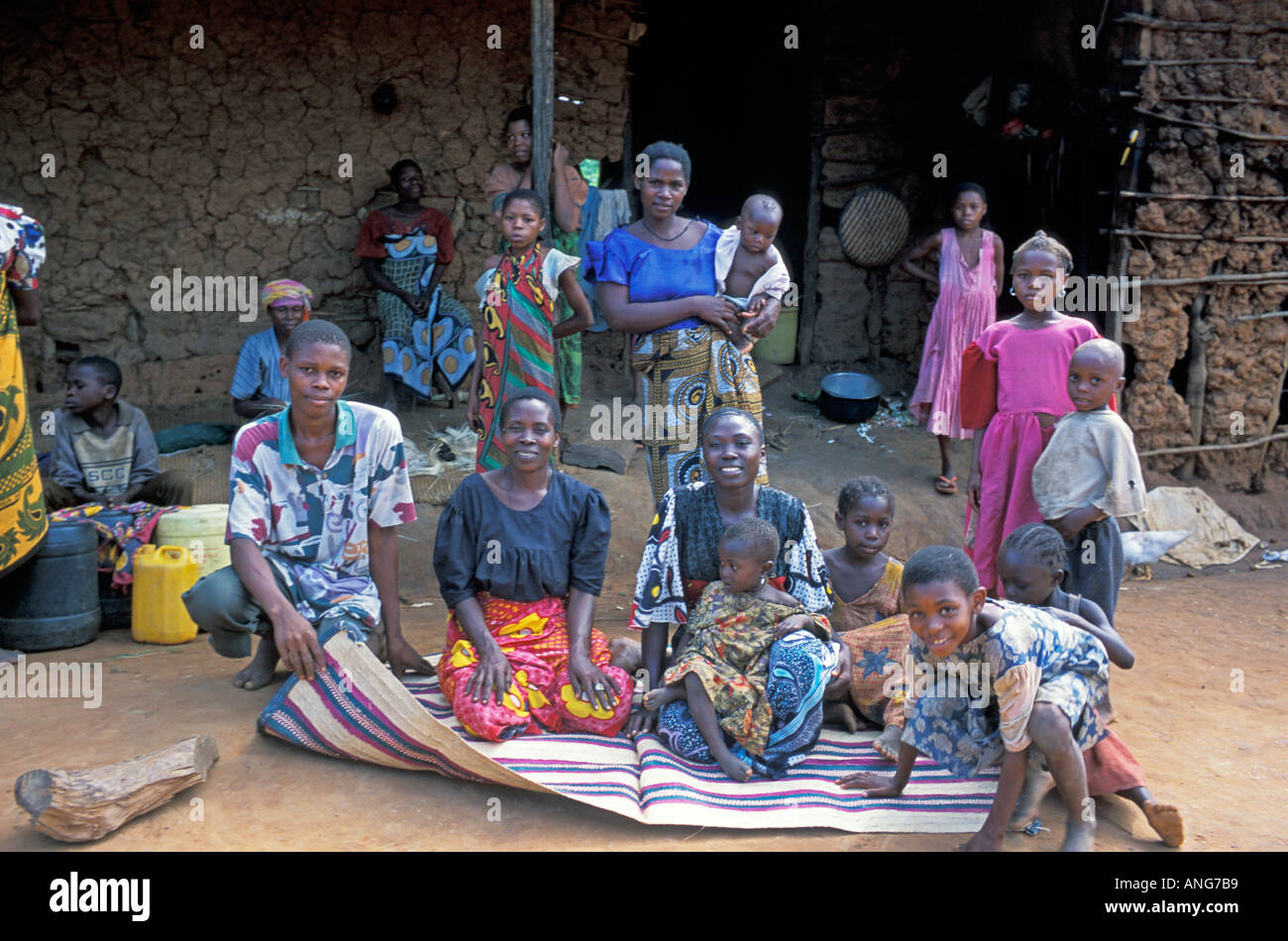 AFRICA KENYA KWALI Kenyan family posing proudly on the straw floor mat ...