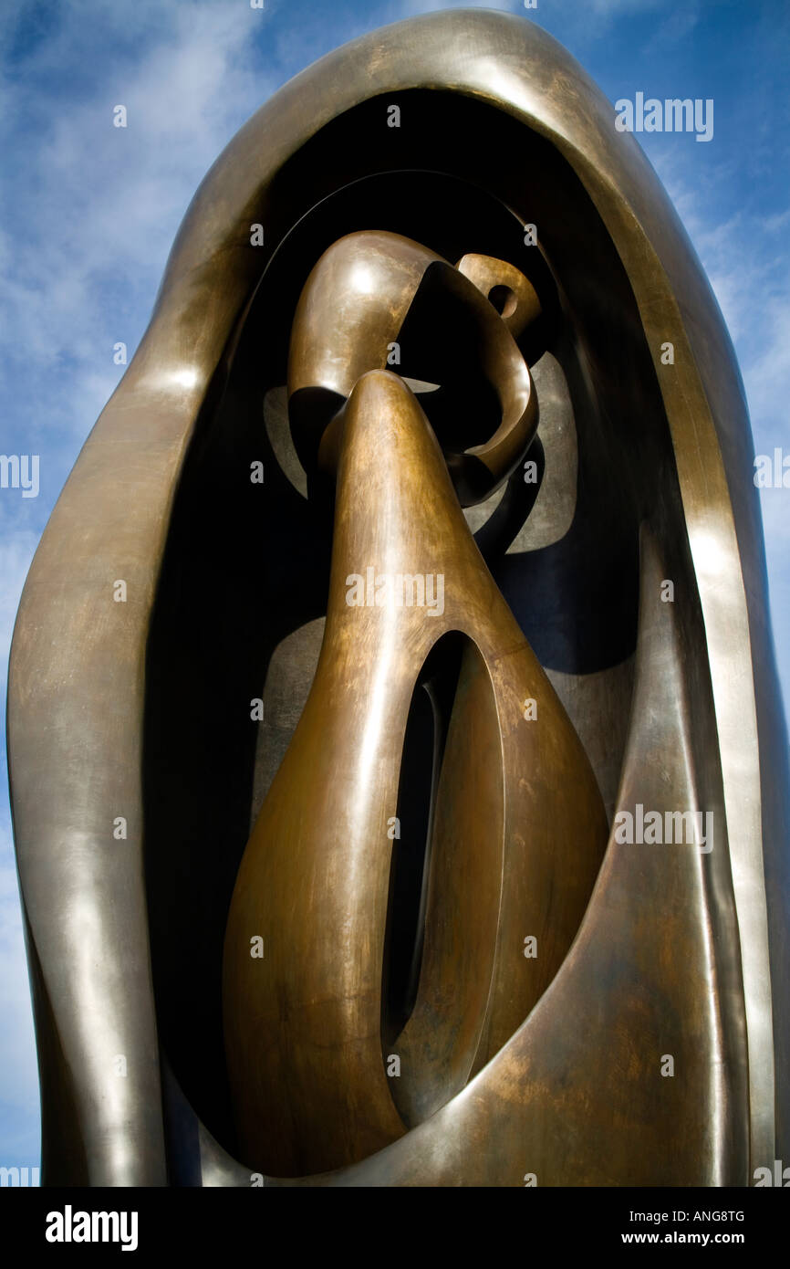 Henry moore sculpture hi-res stock photography and images - Alamy
