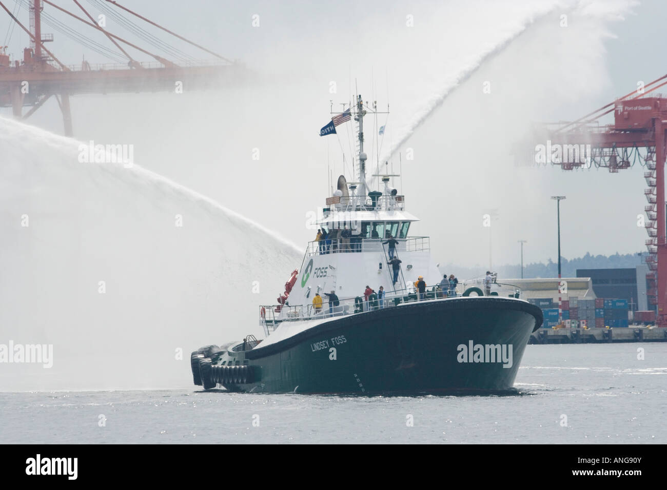 Tugboat races hi-res stock photography and images - Alamy