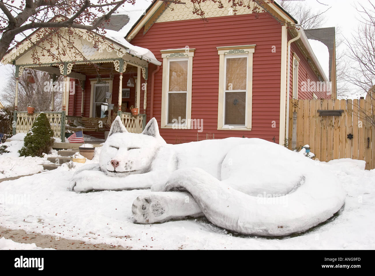 Snow winter sculpture cat hi-res stock photography and images - Alamy