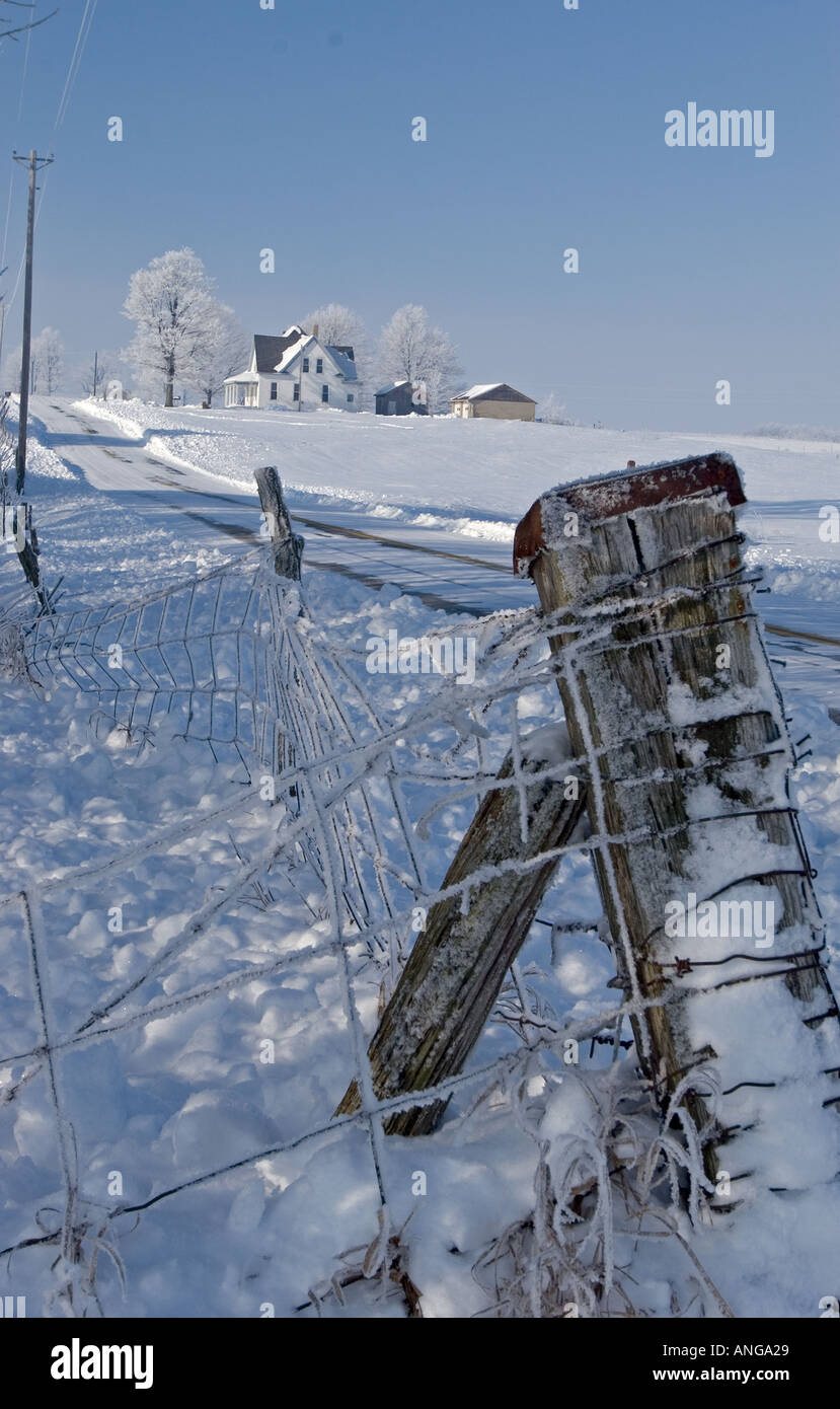 Road country farm winter hi-res stock photography and images - Alamy