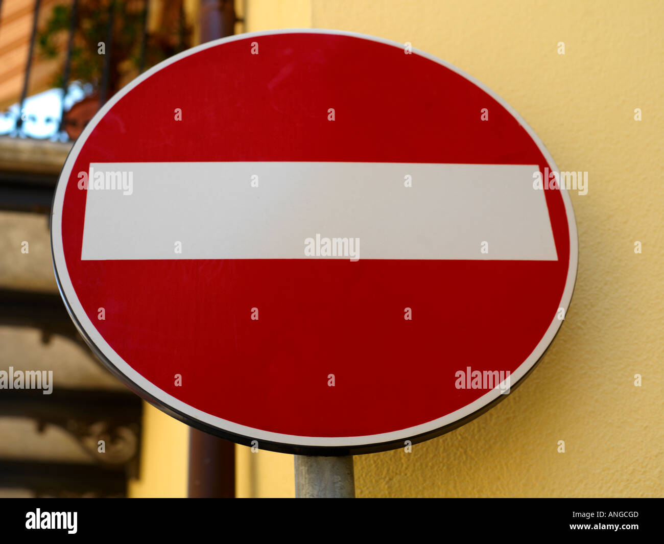 Round no entry sign hi-res stock photography and images - Alamy