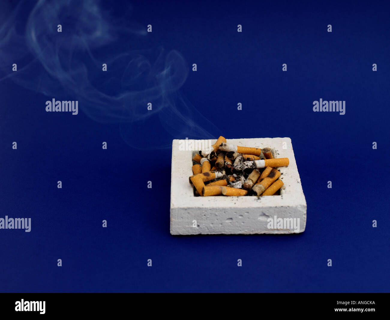 Ashtray overflowing hi-res stock photography and images - Alamy
