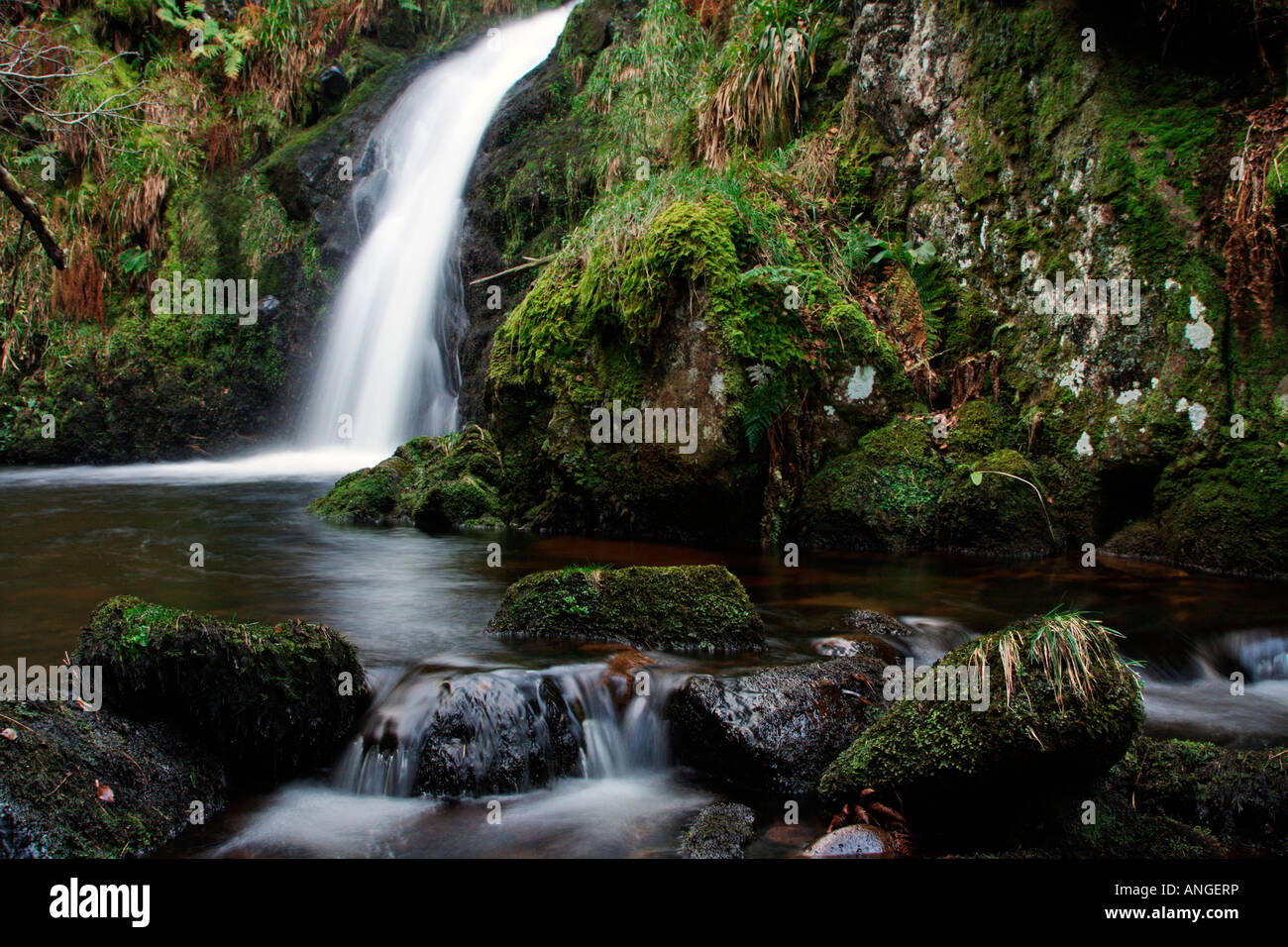 Water over rocks hi-res stock photography and images - Alamy