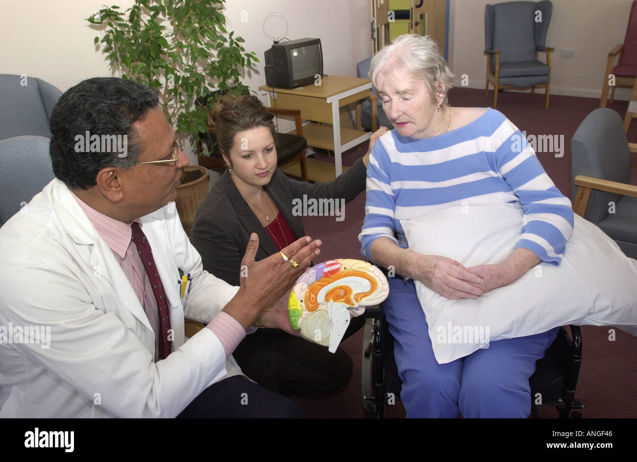 a-stroke-victim-talks-with-a-consultant-about-her-recovery-uk-stock