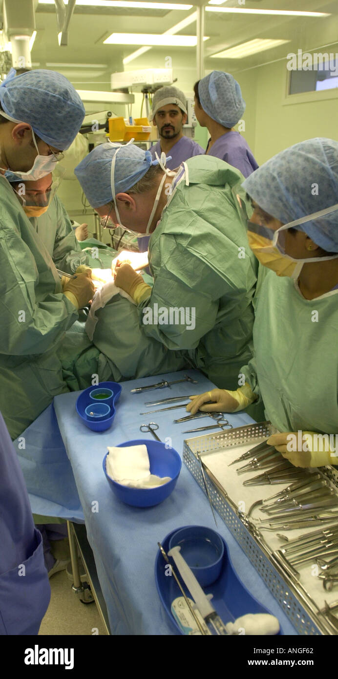 Surgeon performs an operation UK Stock Photo - Alamy