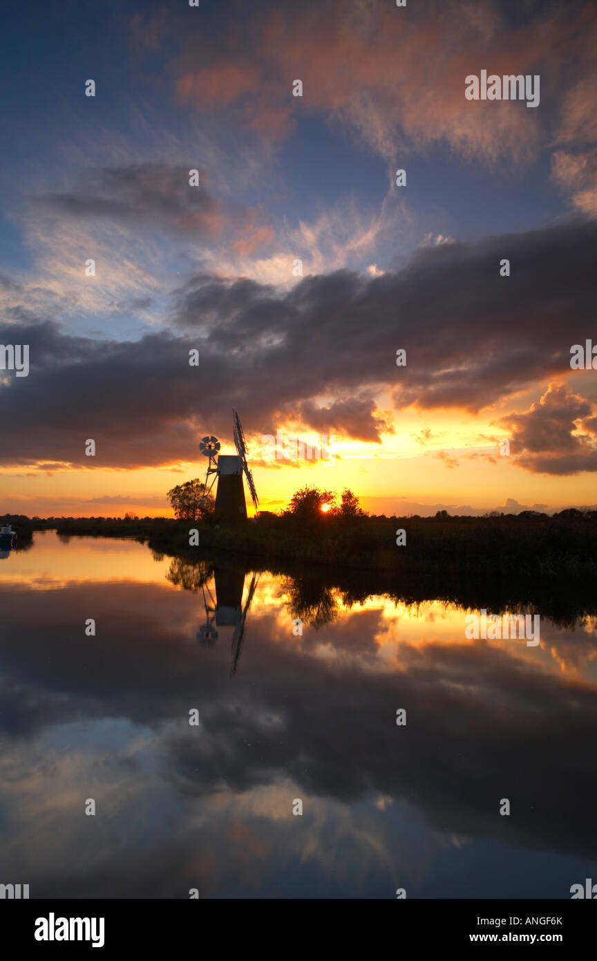 Dramatic sunset reflecting in the River Ant on the Norfolk Broads, UK ...