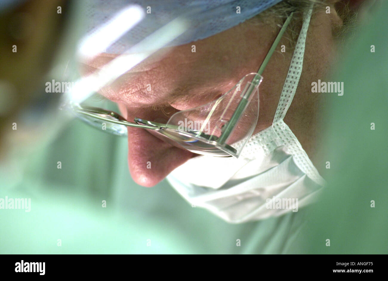 Surgeon performs an operation UK Stock Photo - Alamy