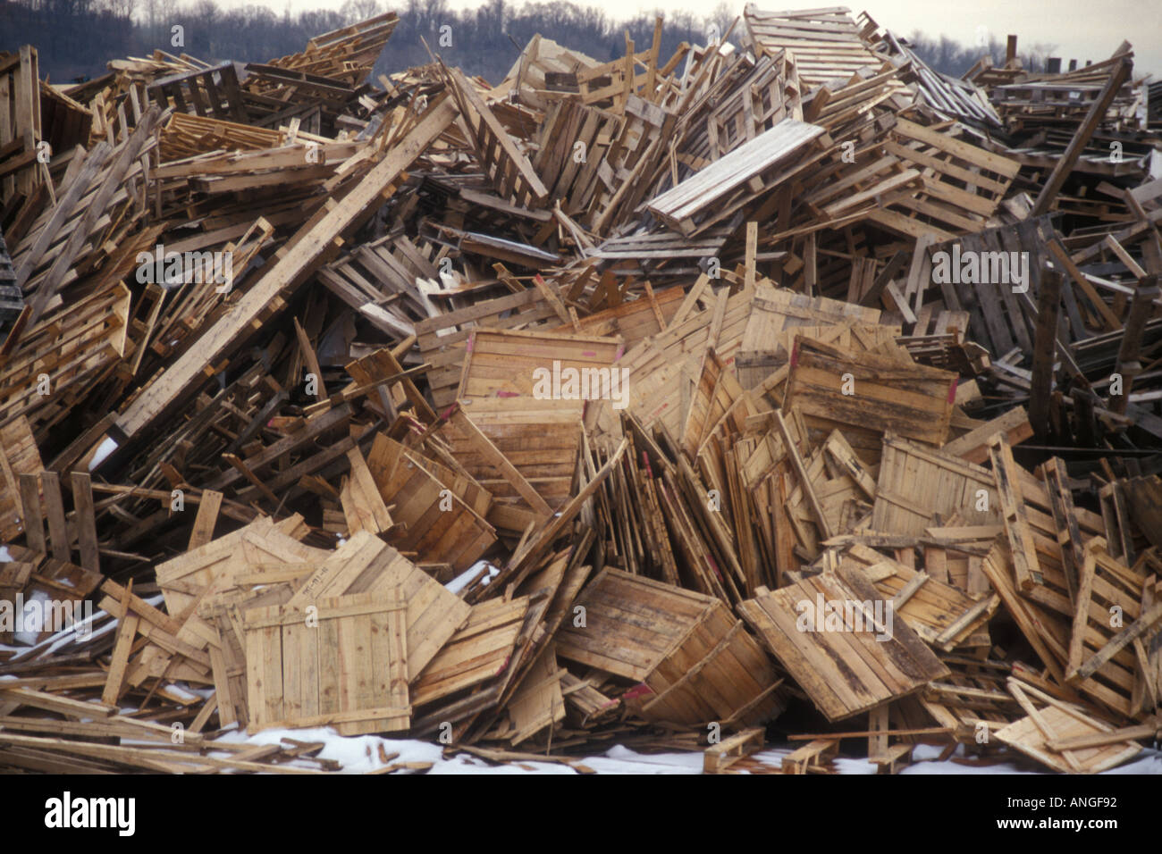 Damaged pallets hi-res stock photography and images - Alamy