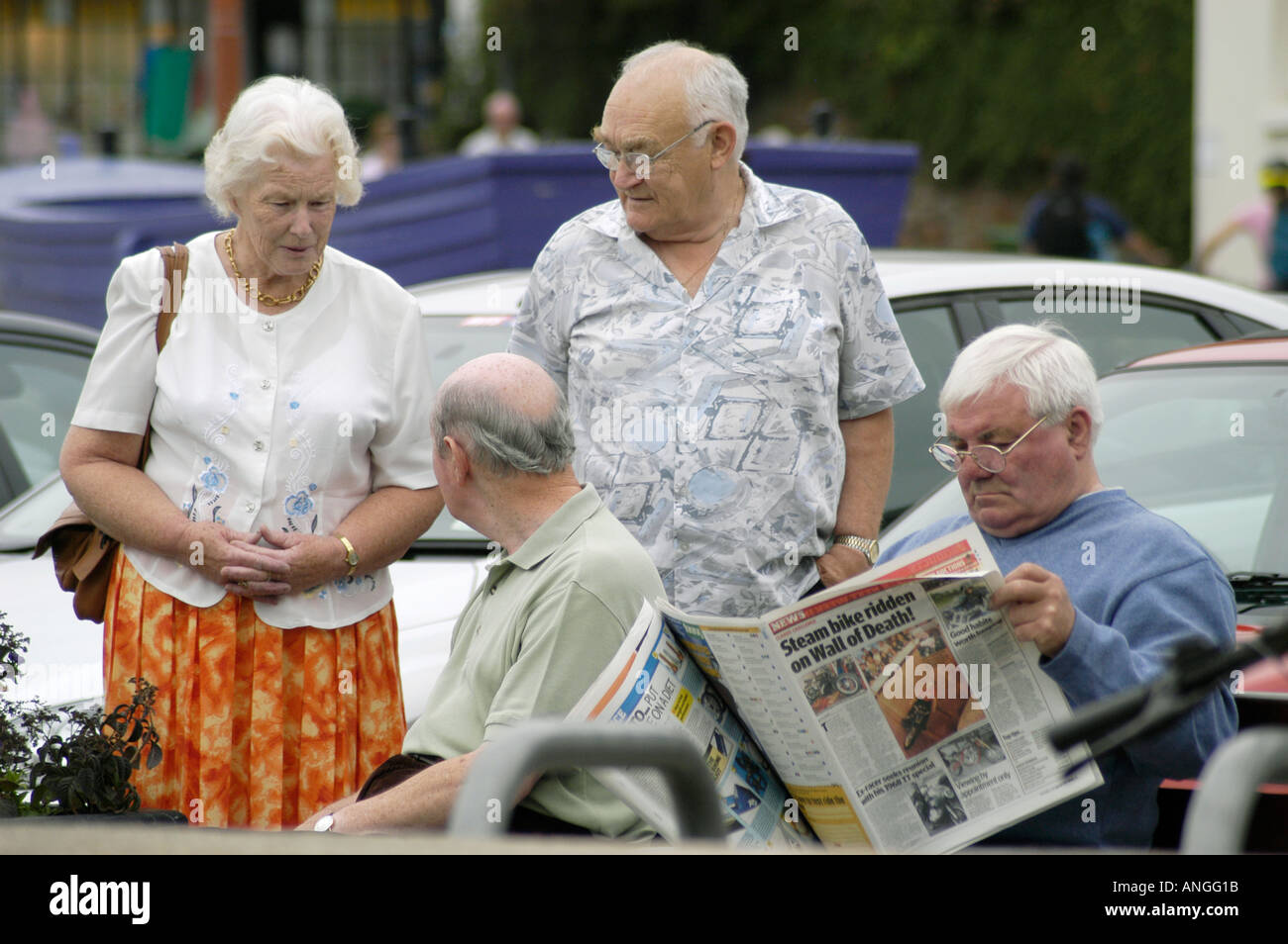 Couple chatting magazine hi-res stock photography and images - Alamy