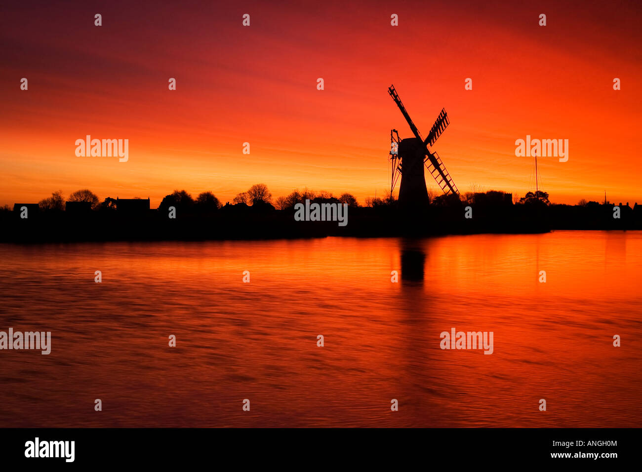 Thurne Windmill at dawn on the Norfolk Broads Stock Photo - Alamy