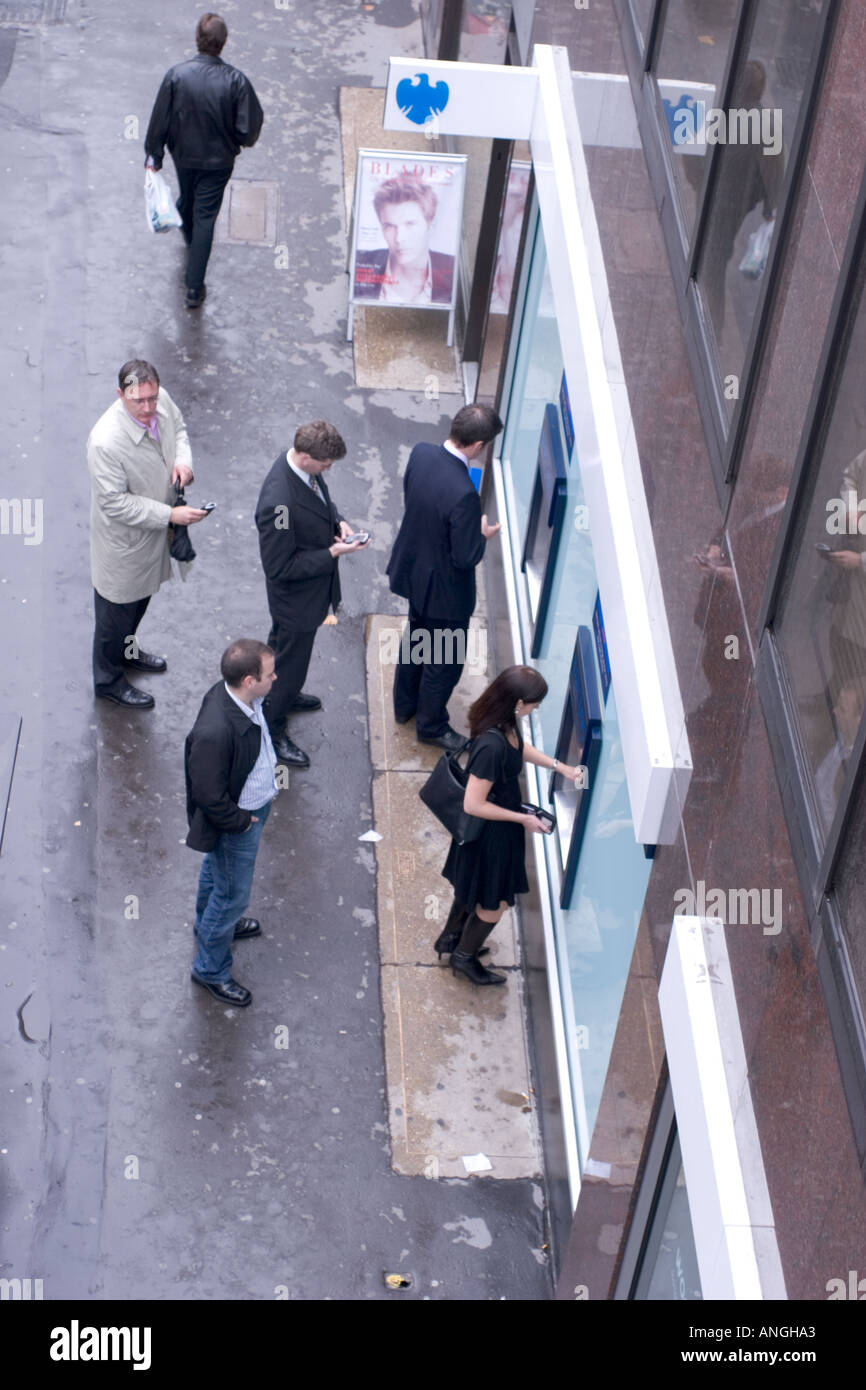 Cash machine queue hi-res stock photography and images - Alamy