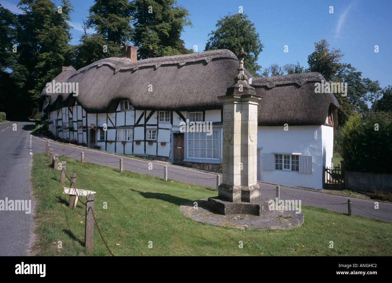 British thatched house wherwell hi-res stock photography and images - Alamy