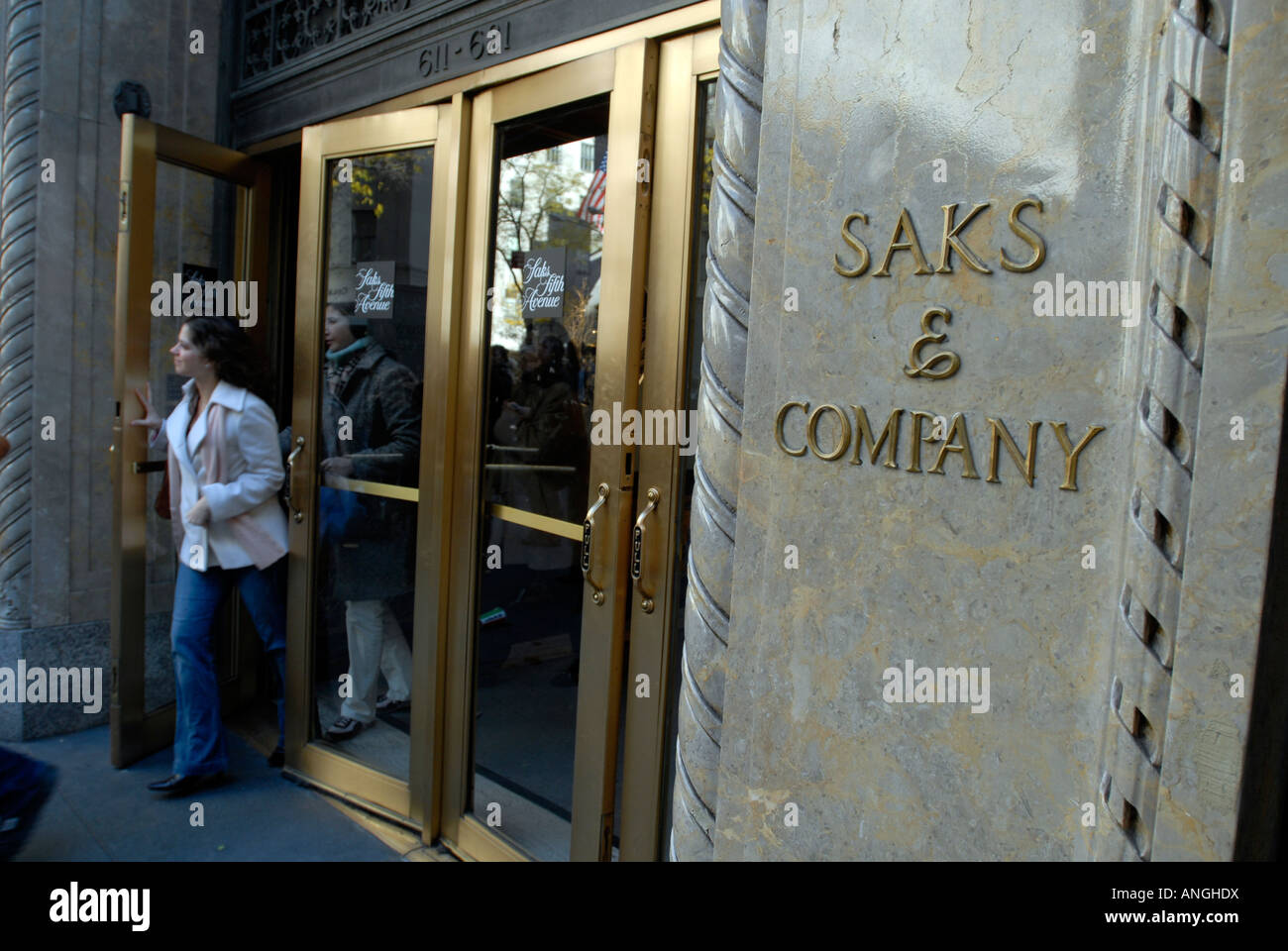 Saks fifth avenue new york exterior hi-res stock photography and images ...