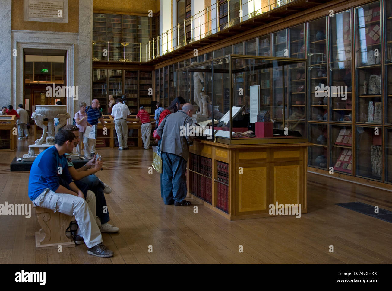 The british museum london crowd hi-res stock photography and images - Alamy