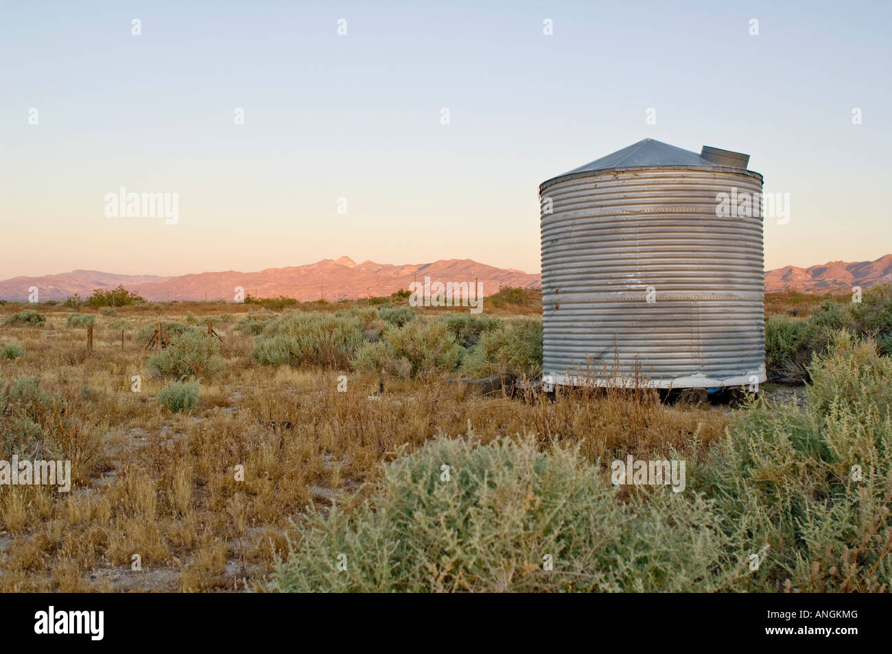 Abandoned water tank in Mojave desert, California Stock Photo - Alamy