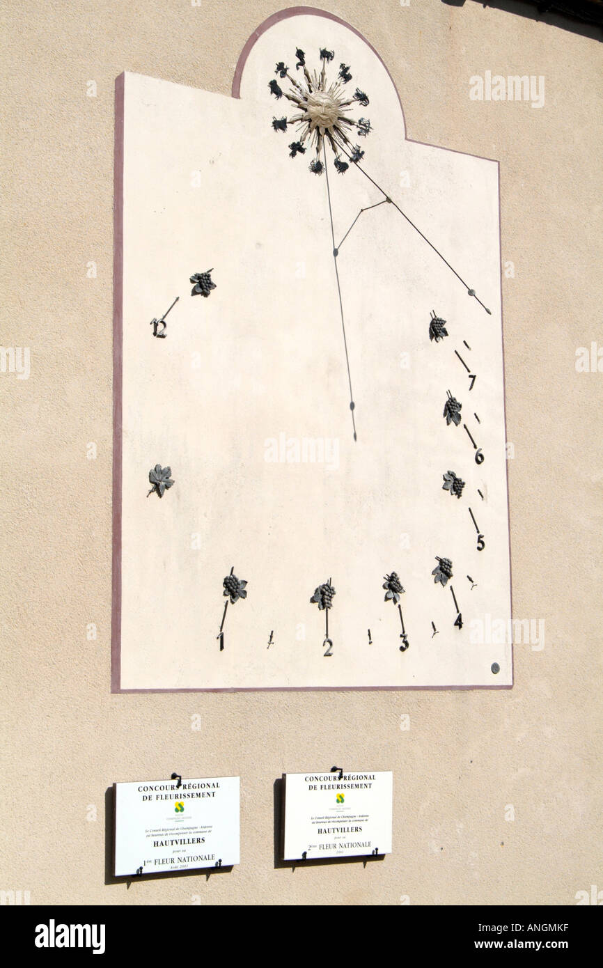 Wall mounted sundial hi-res stock photography and images - Alamy