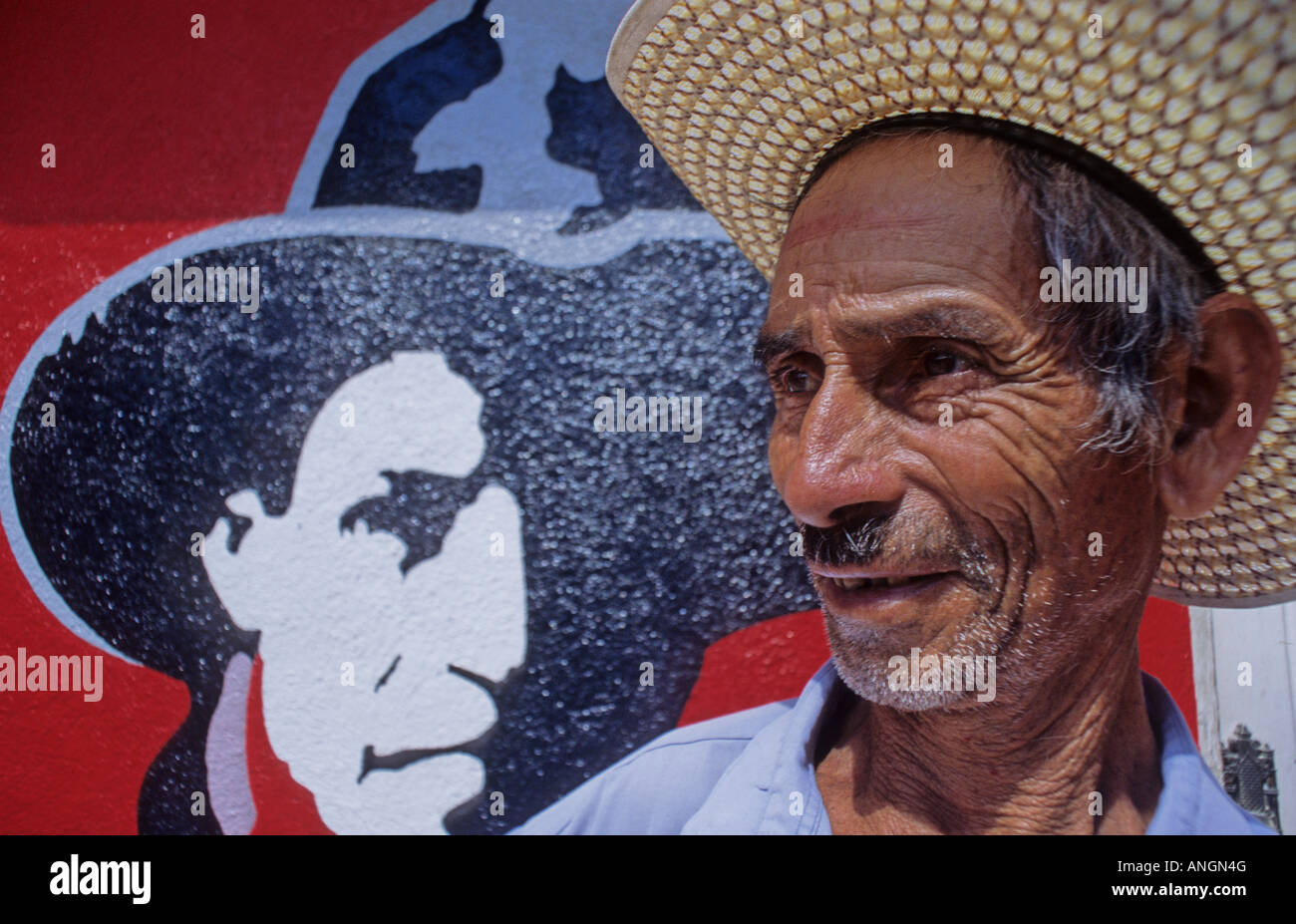 Man in straw hat by mural of Sandinio revluntionary leader In San ...