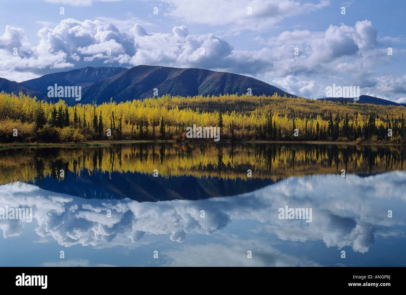 Pelly mountains along robert campbell highway hi-res stock photography ...