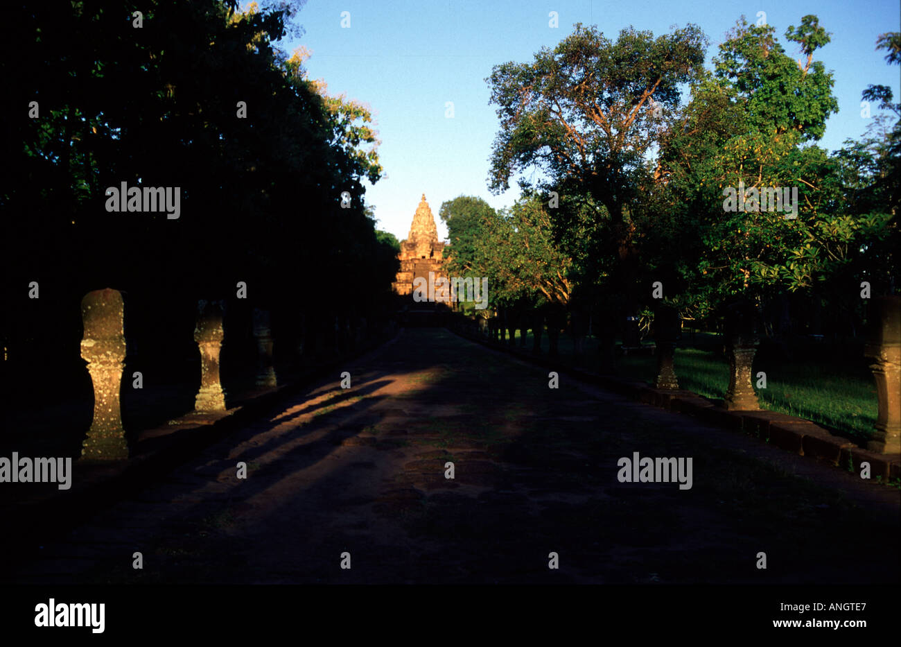 Temple approach path hi-res stock photography and images - Alamy