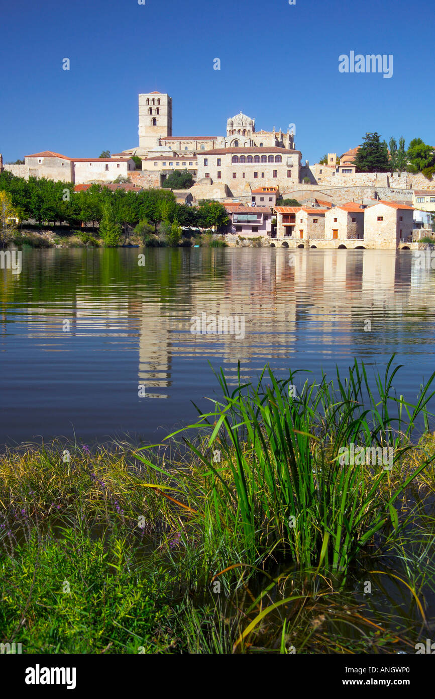 Castillo y rio hi-res stock photography and images - Alamy