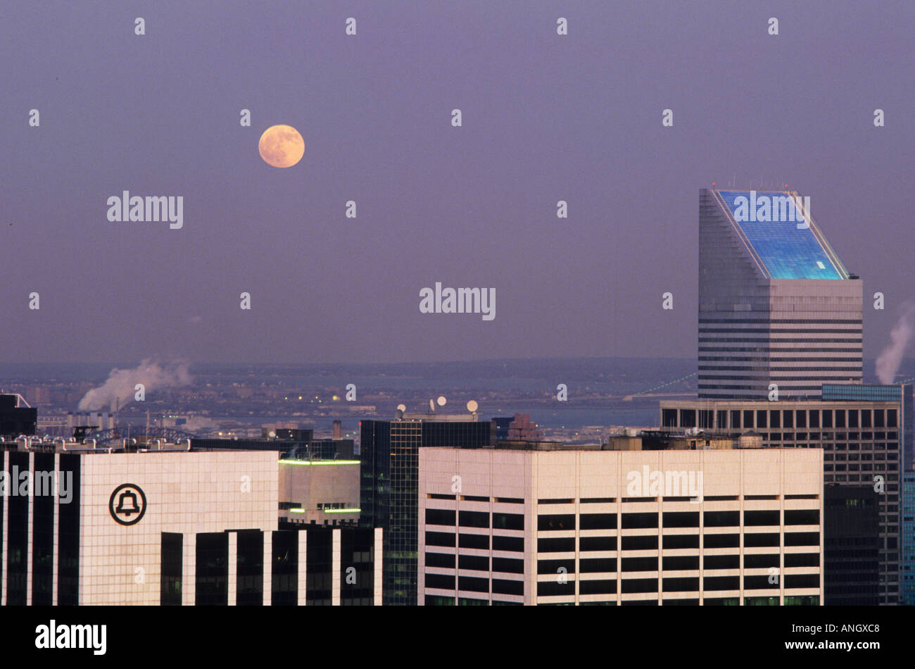 Full moon over manhattan hi-res stock photography and images - Alamy