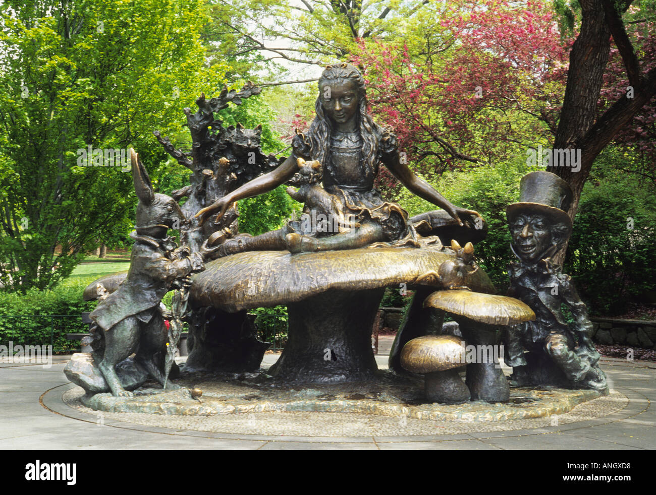 Alice in wonderland statue central hi-res stock photography and images ...