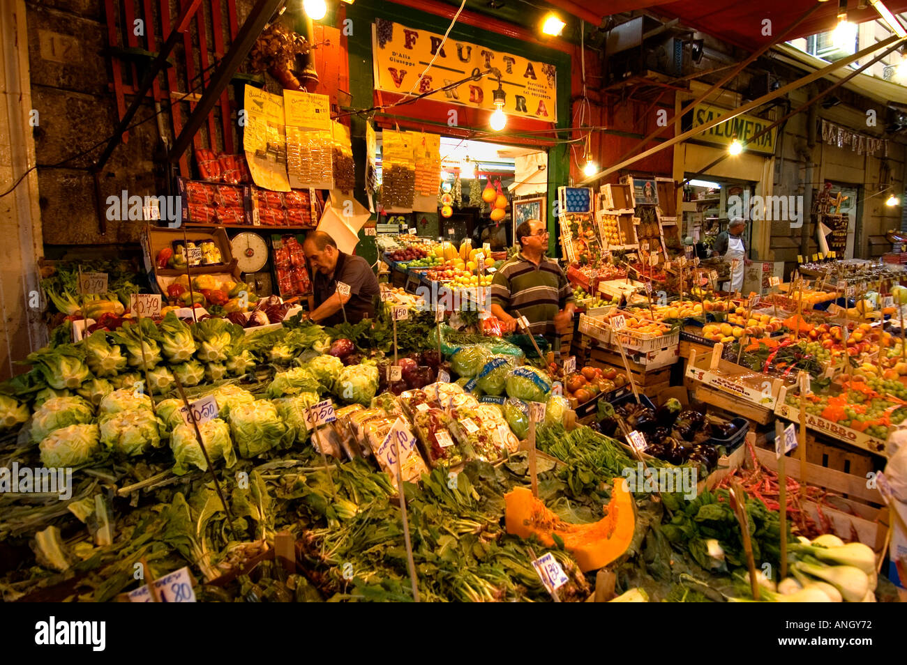 Classic italian delicatessen shop hi-res stock photography and images ...